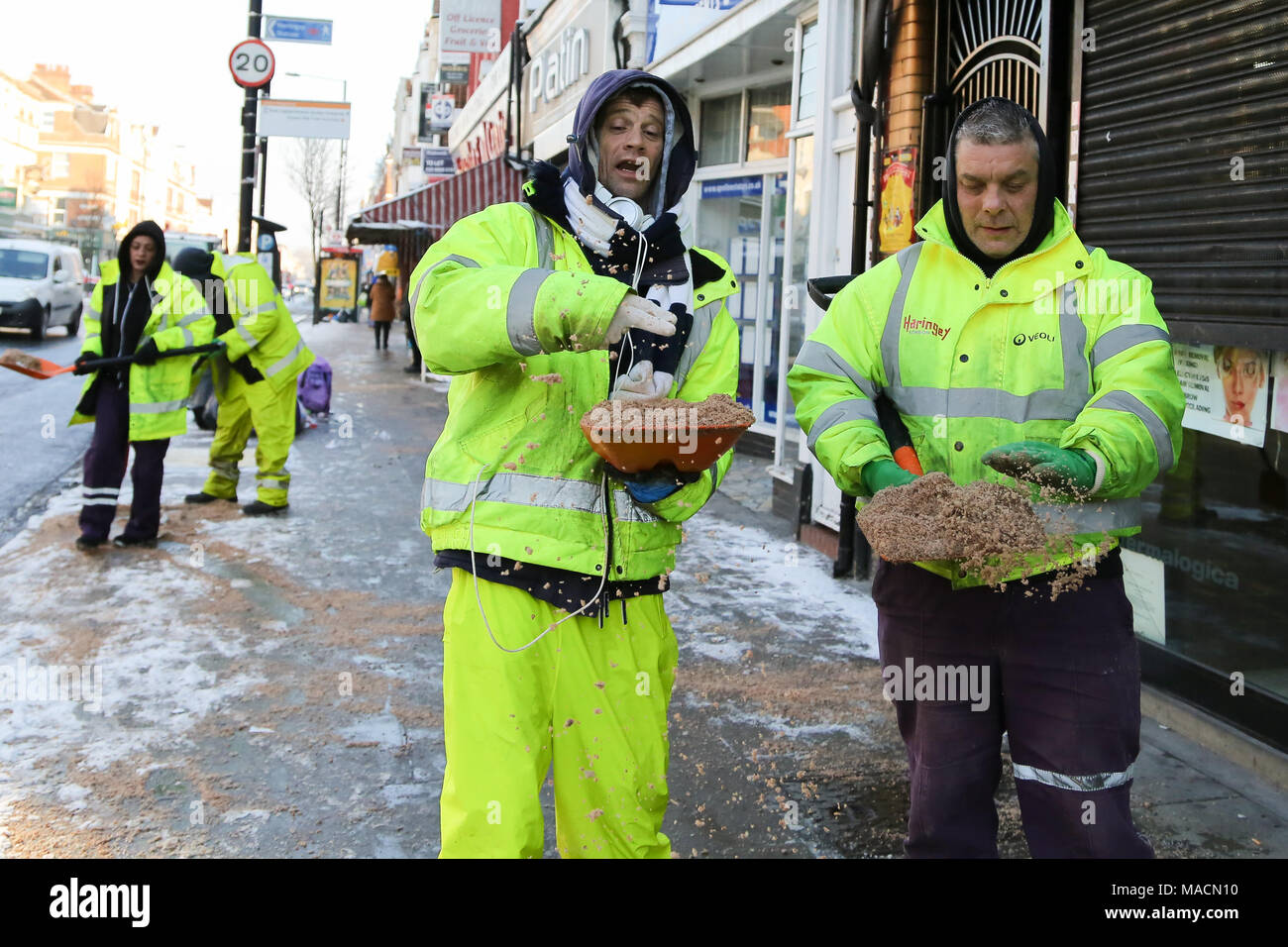 Pavement gritting hi-res stock photography and images - Alamy