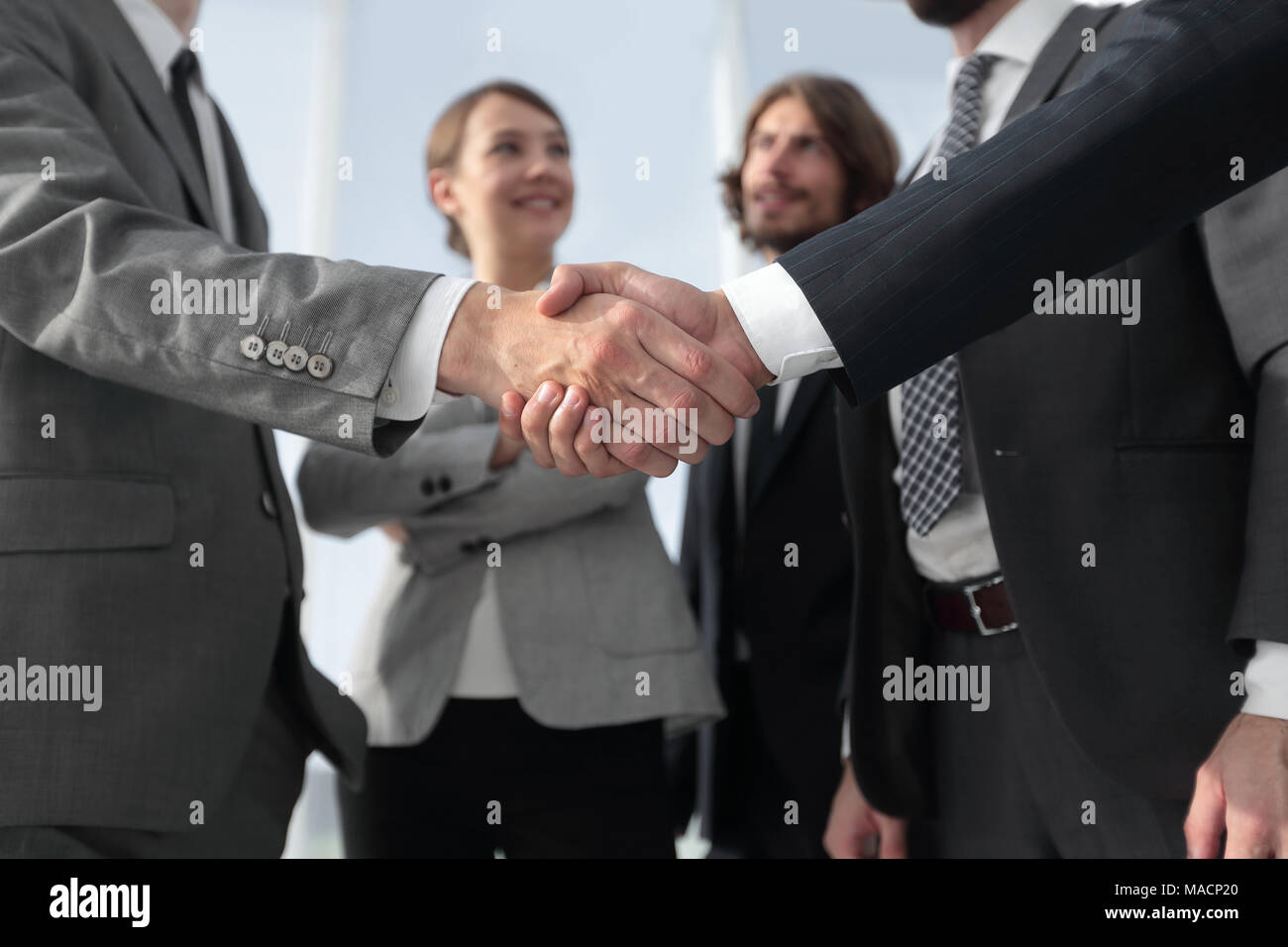 welcome and handshake business people Stock Photo - Alamy