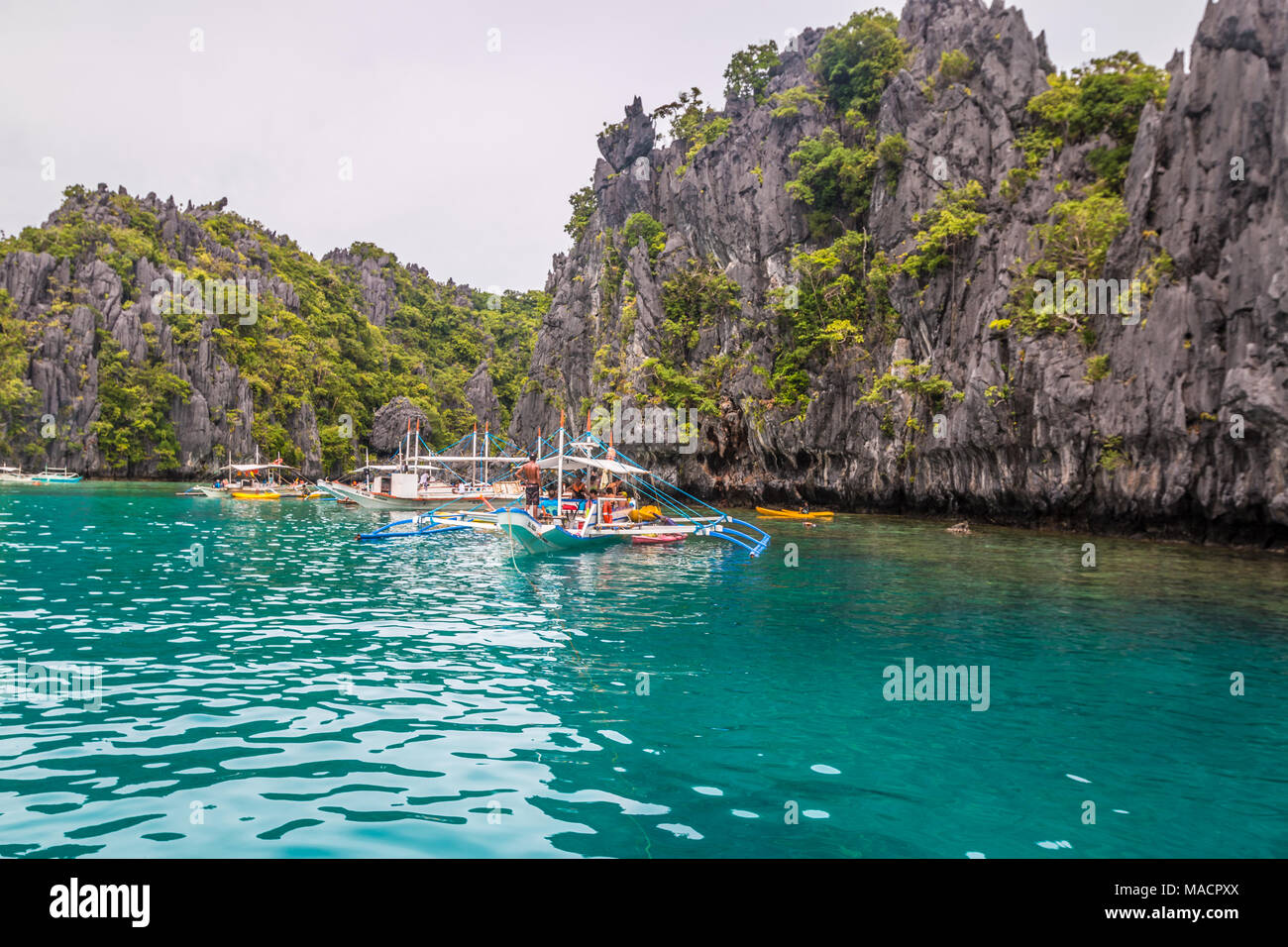 Philippines palawan outrigger fishing boat hi-res stock photography and ...