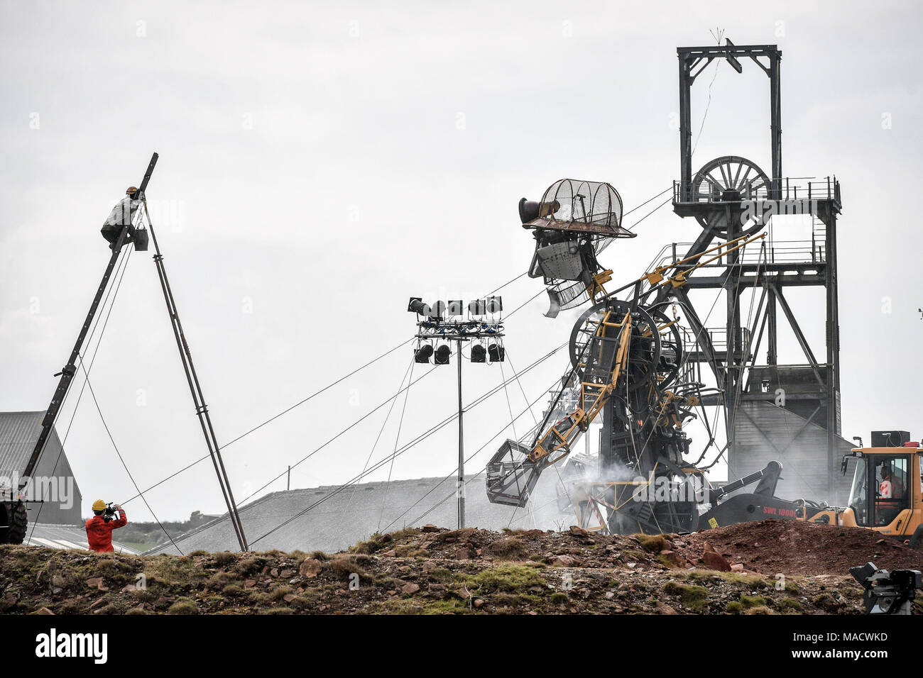 The UKs largest mechanical puppet, The Man Engine, rises up beside the ...
