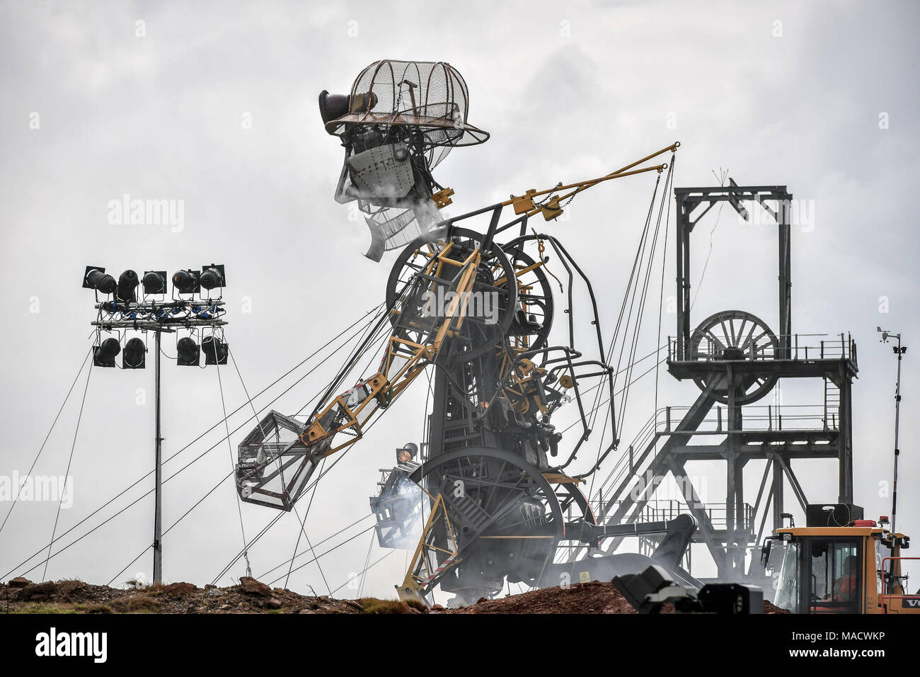 The UKÕs largest mechanical puppet, The Man Engine, rises up beside the ...