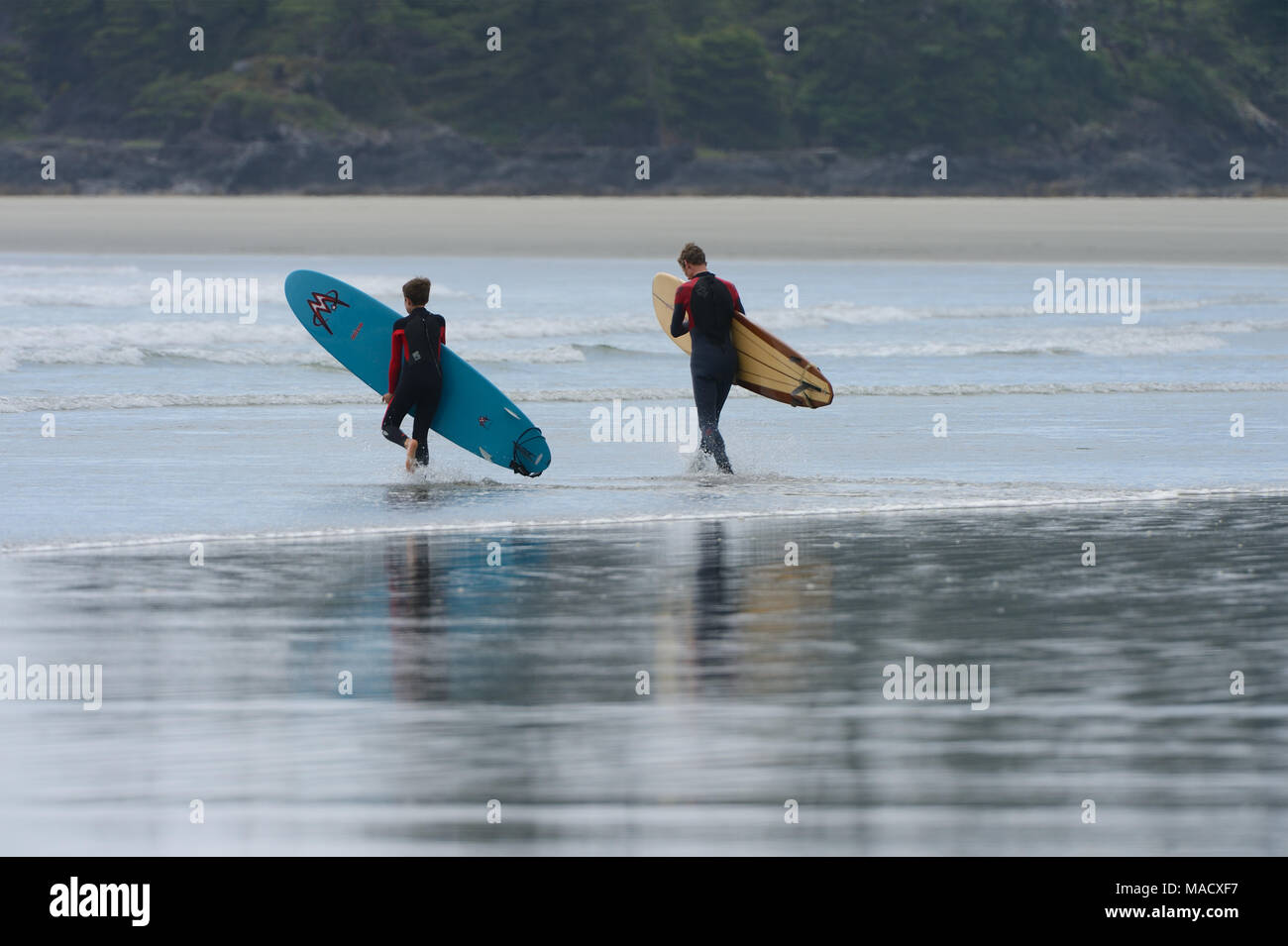 Surfer dudes hi-res stock photography and images - Alamy