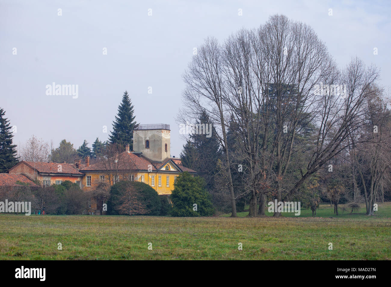 Yellow farm house hi-res stock photography and images - Alamy