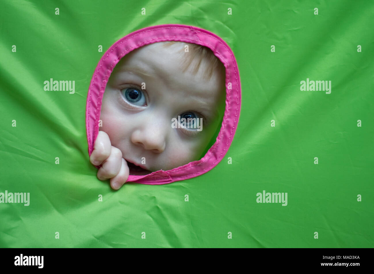 Child peeking hi-res stock photography and images - Alamy