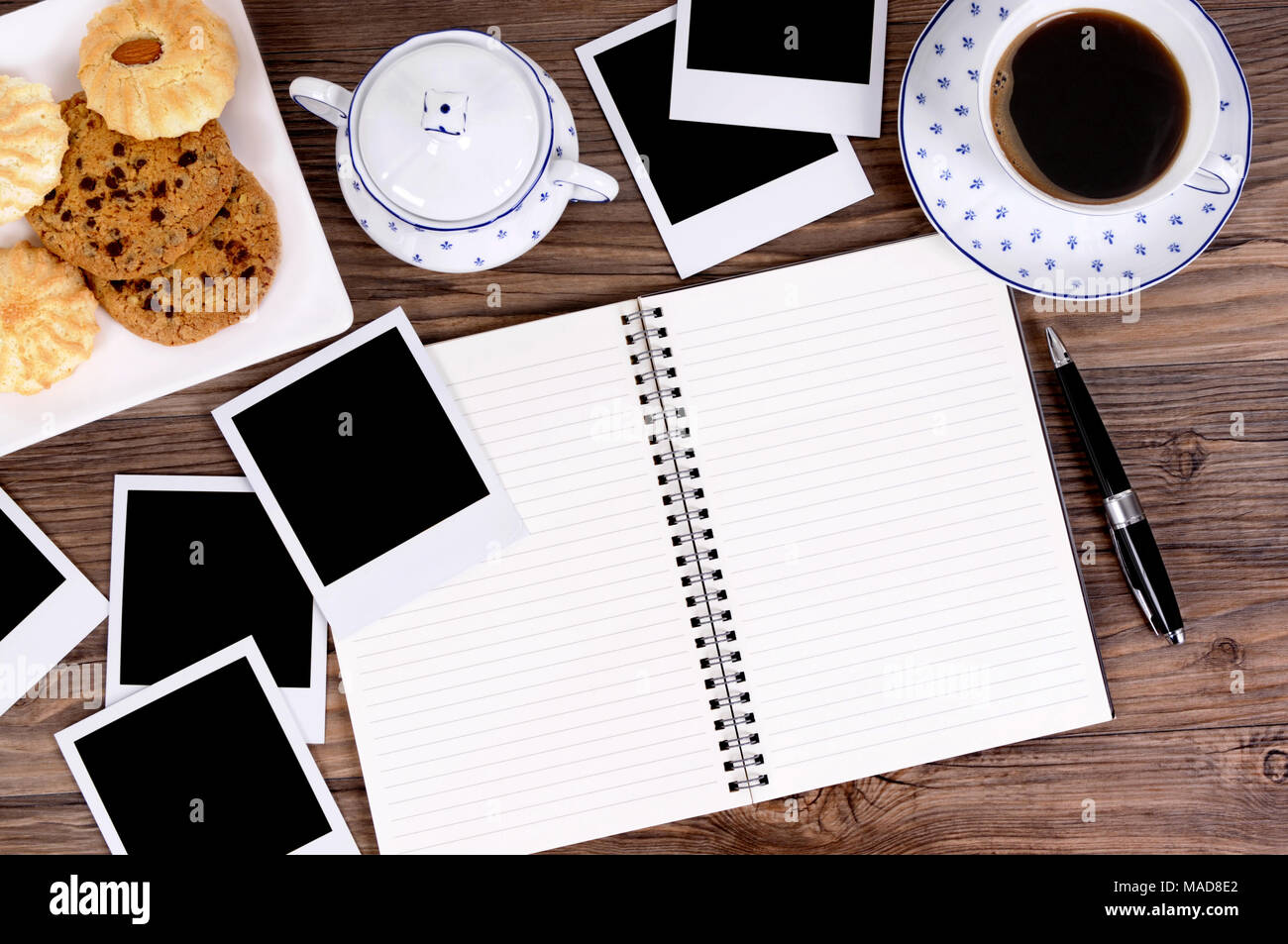 Photo polaroids on table hi-res stock photography and images - Alamy