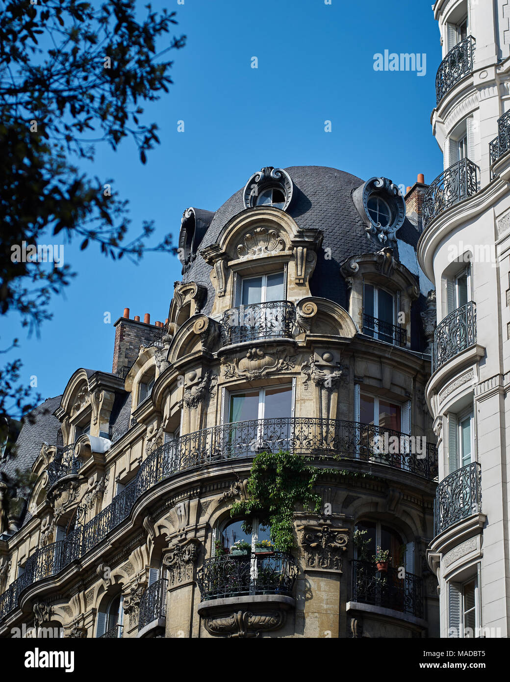 Paris apartments building hi-res stock photography and images - Alamy
