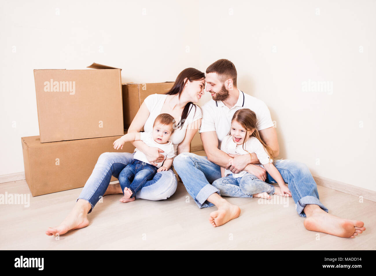 family packing boxes Stock Photo - Alamy