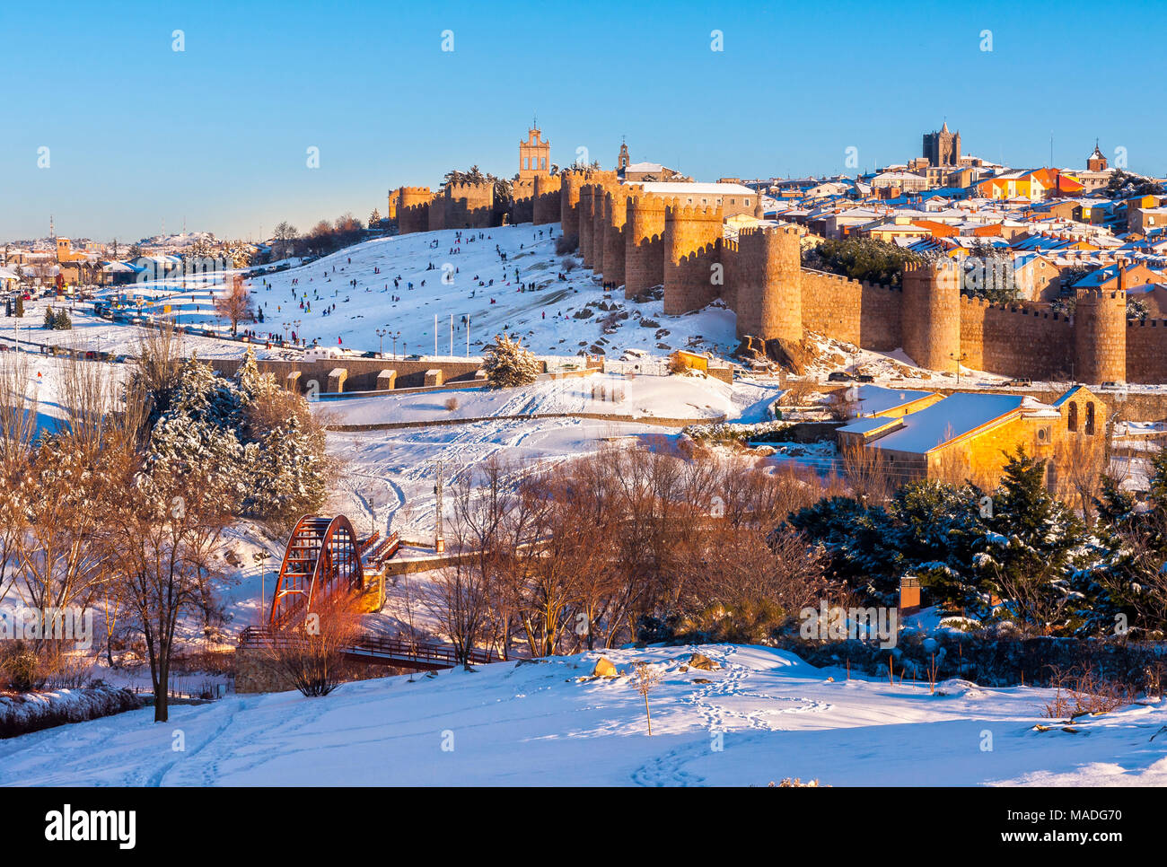 La muralla de Ávila nevada. Castilla León. España Stock Photo - Alamy