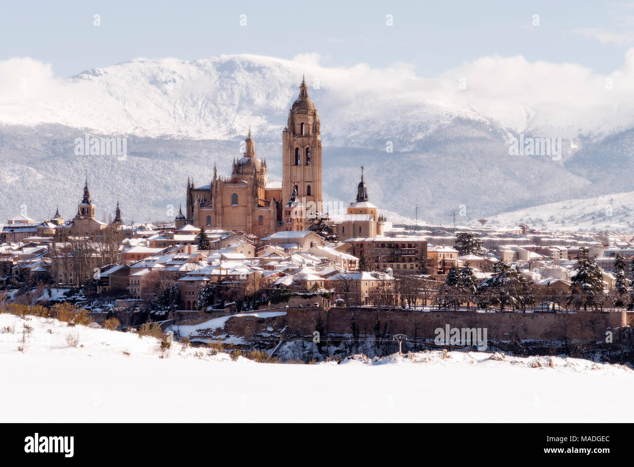 Catedral de Segovia nevada. Castilla León. España Stock Photo - Alamy