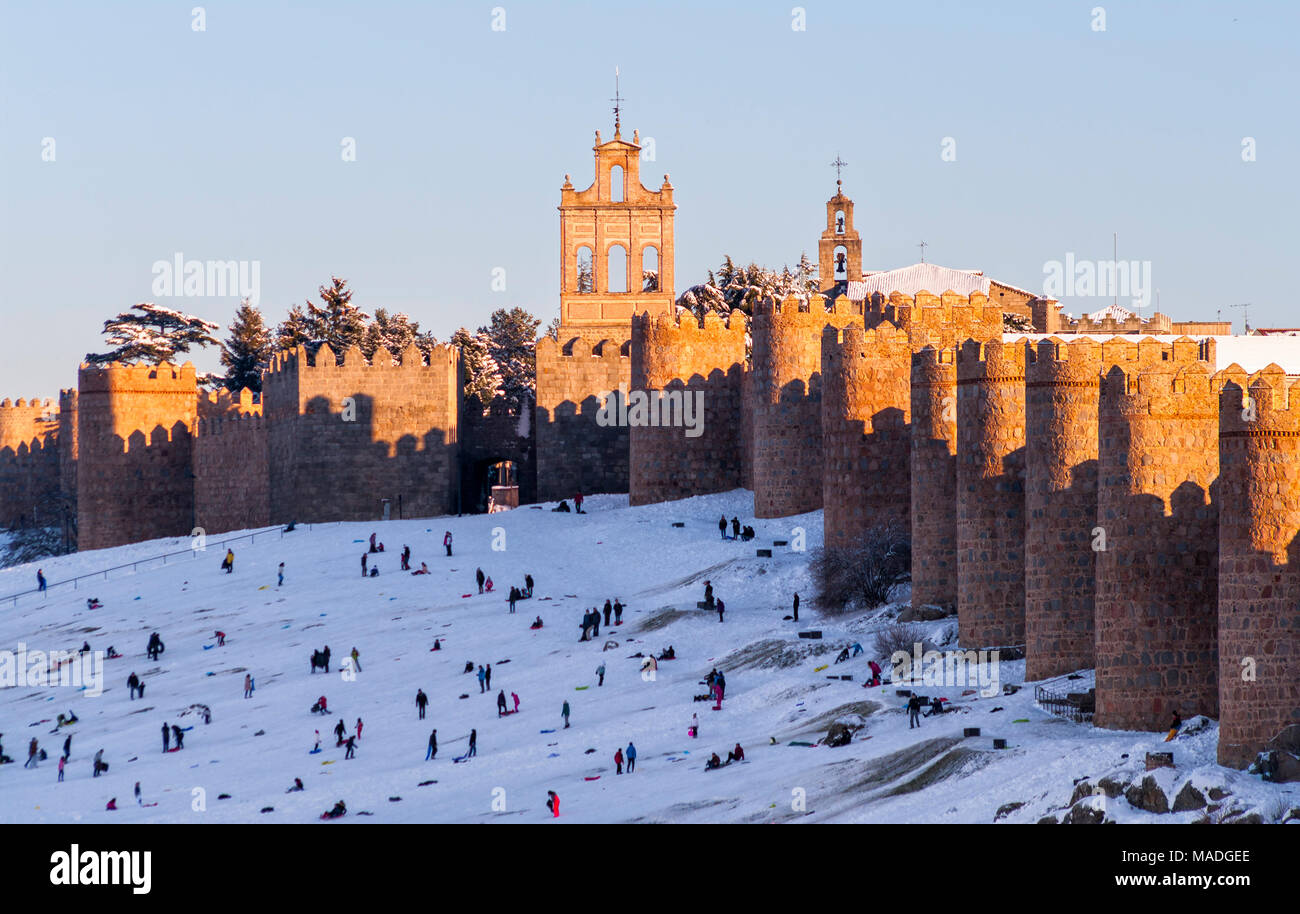 Muralla de Ávila nevada. Castilla León. España Stock Photo - Alamy