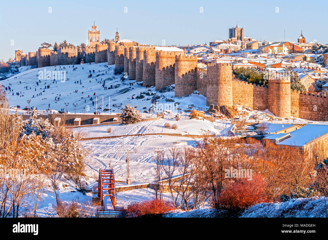 Muralla de Ávila nevada. Castilla León. España Stock Photo - Alamy