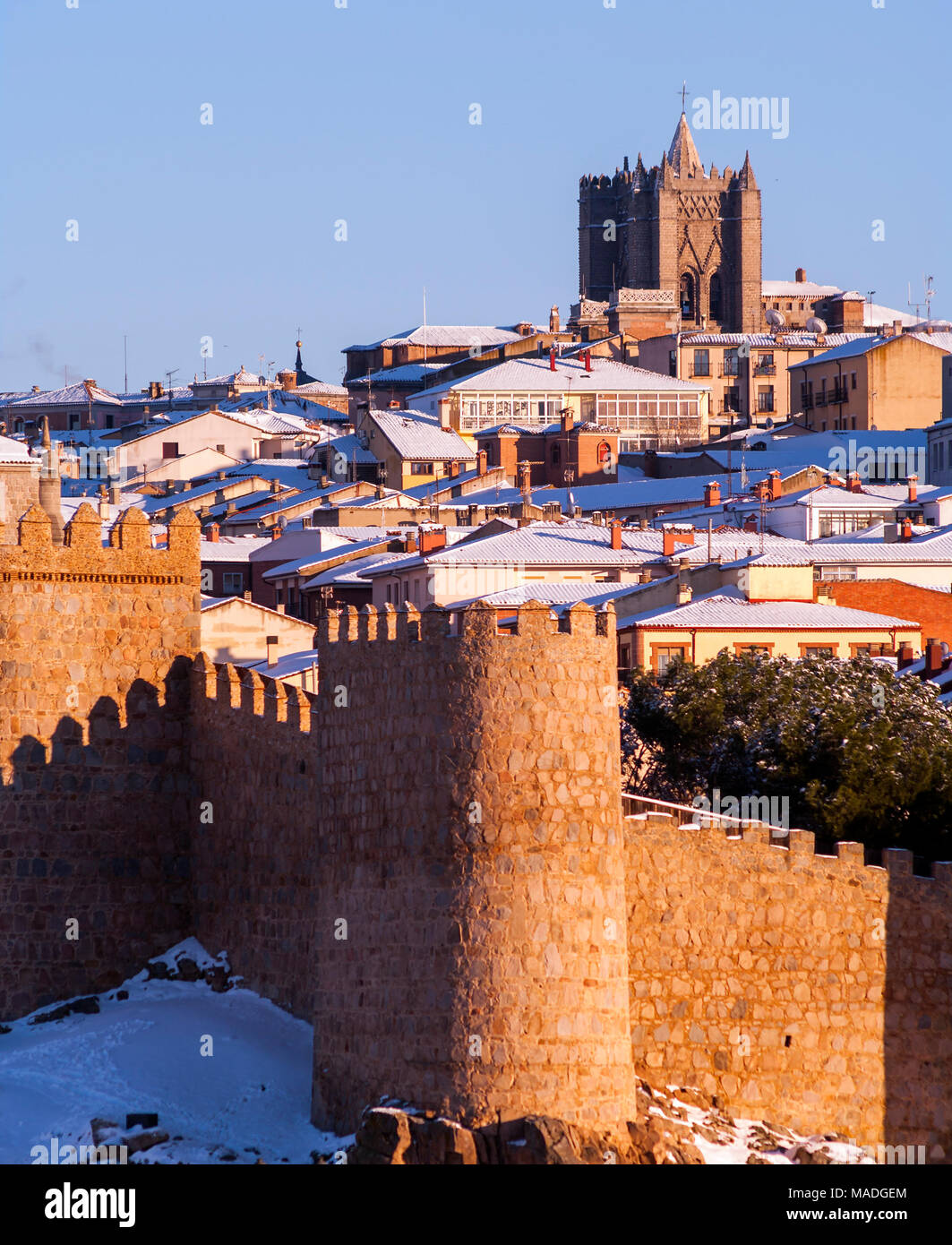 Catedral y muralla de Ávila nevada. Castilla León. España Stock Photo ...