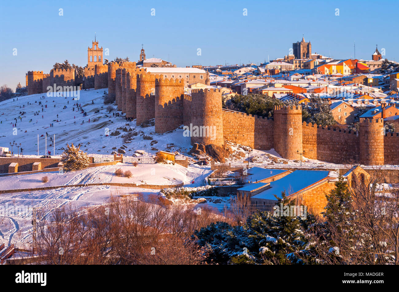 Muralla de Ávila nevada. Castilla León. España Stock Photo - Alamy