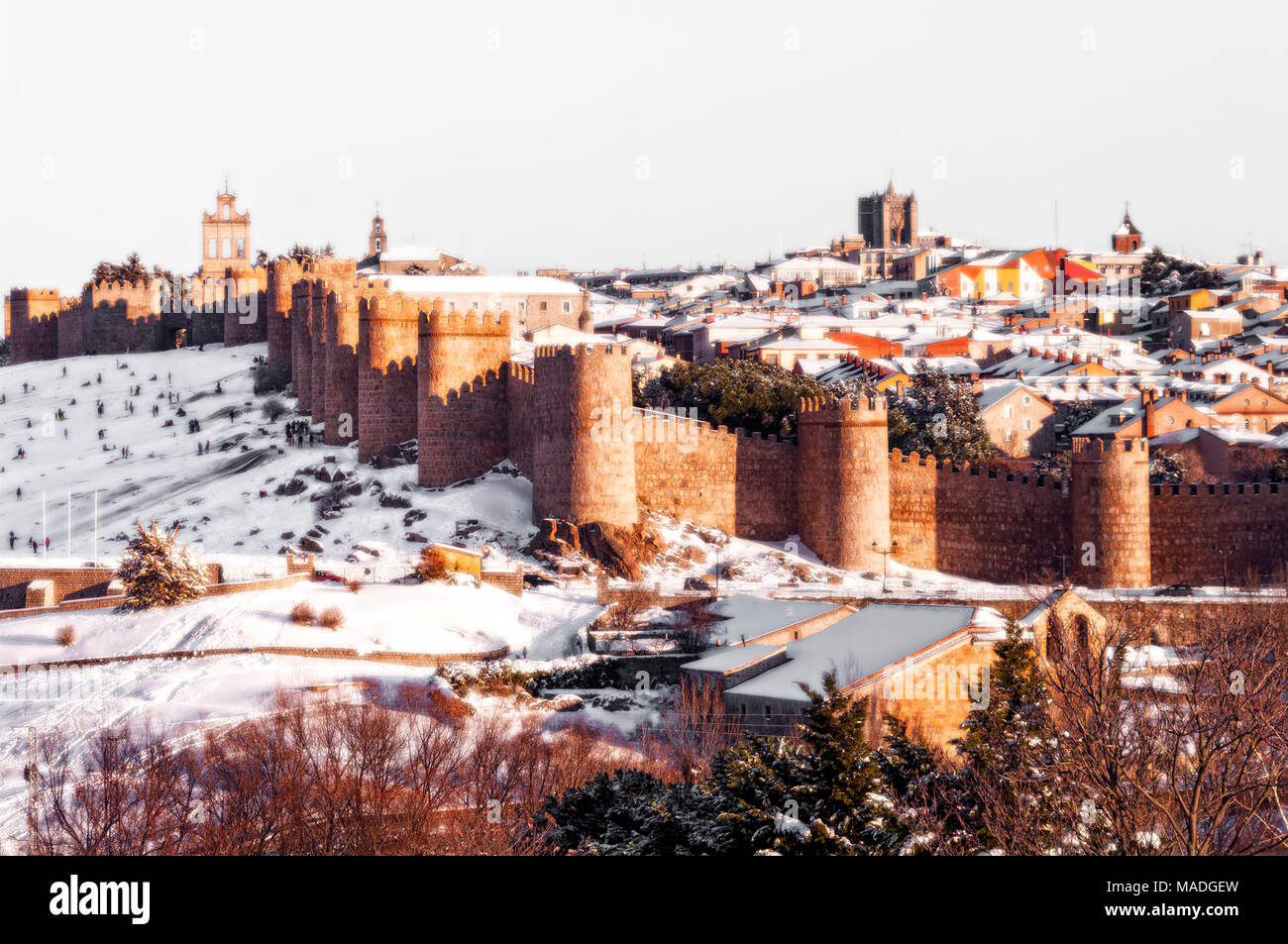 Muralla de Ávila nevada. Castilla León. España Stock Photo - Alamy