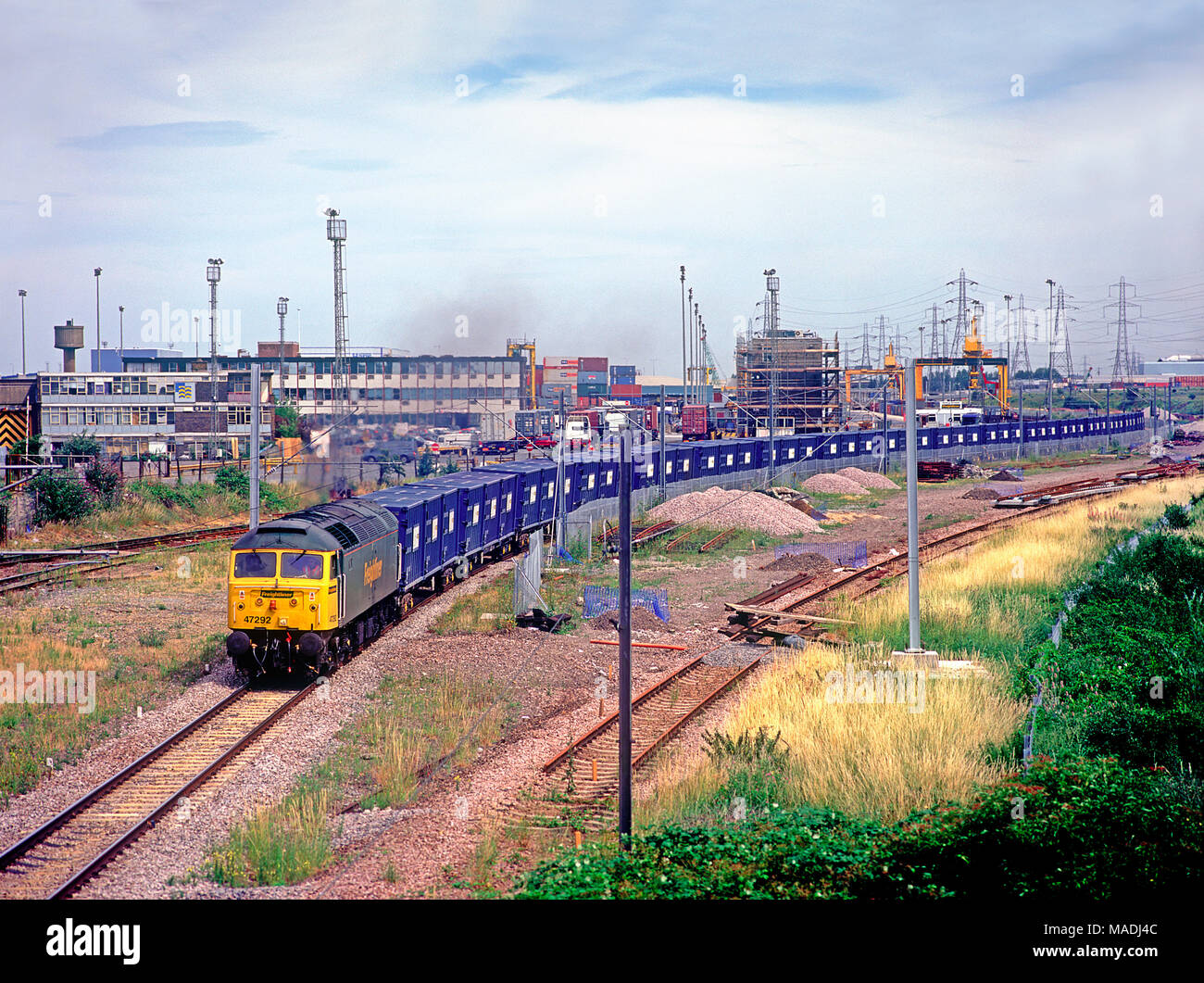 A class 47 diesel locomotive number 47292 working a binliner train ...