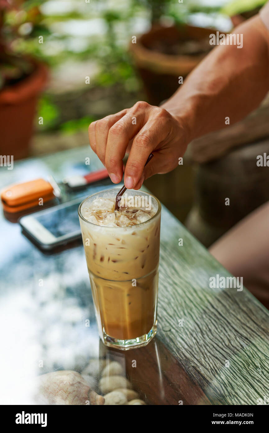 Hand hold straw of ice coffee hi-res stock photography and images - Alamy