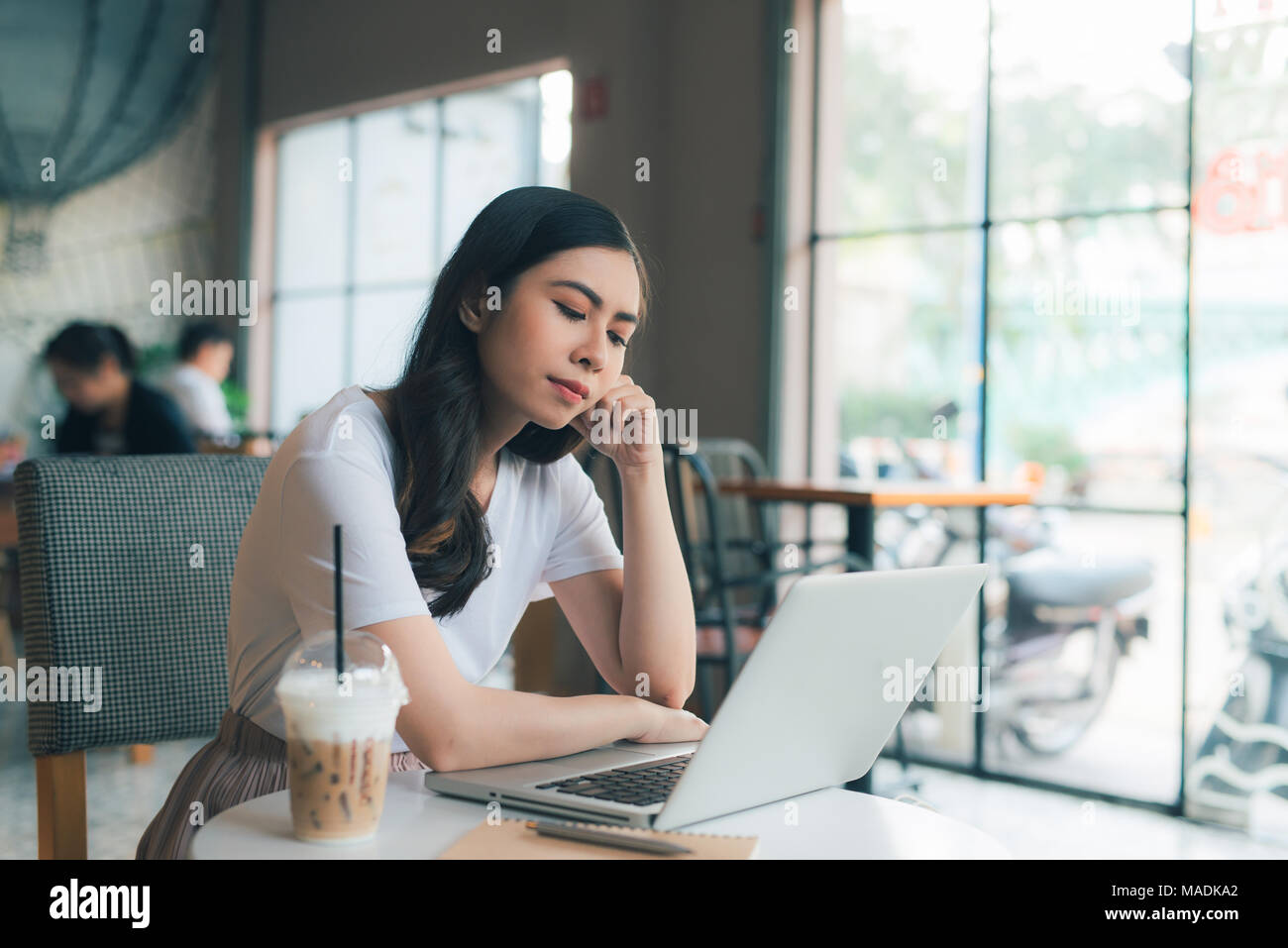 Girl looking sadly hi-res stock photography and images - Alamy