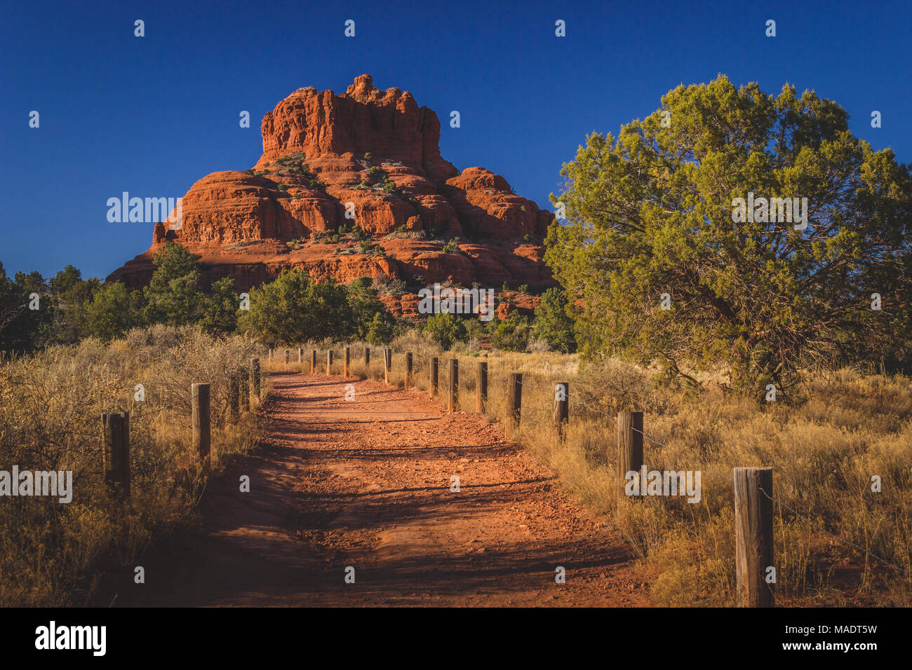Beautiful Bell Rock red rock formation viewed from the Bell Rock Trail ...