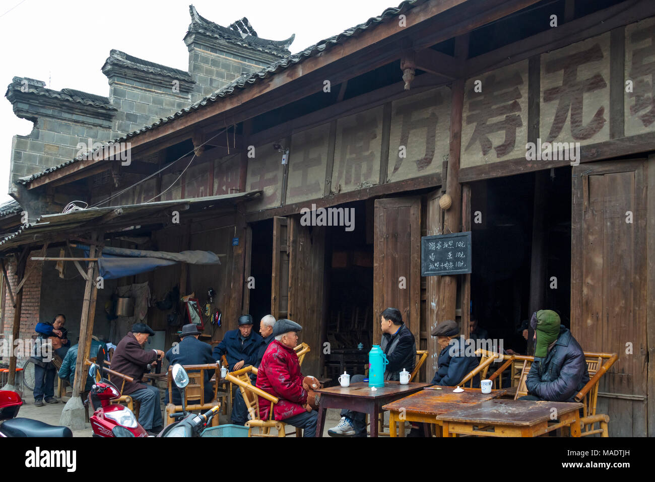 Old tea house decorated with Cultural Revolution era slogans, Chengdu ...