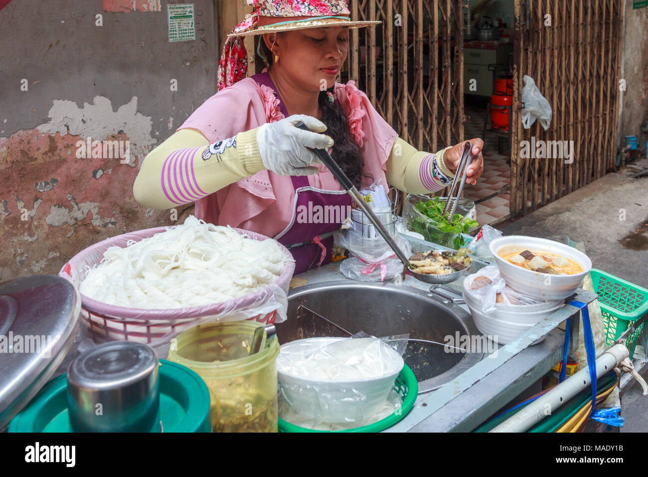 Chinatown food street noodle hi-res stock photography and images - Alamy