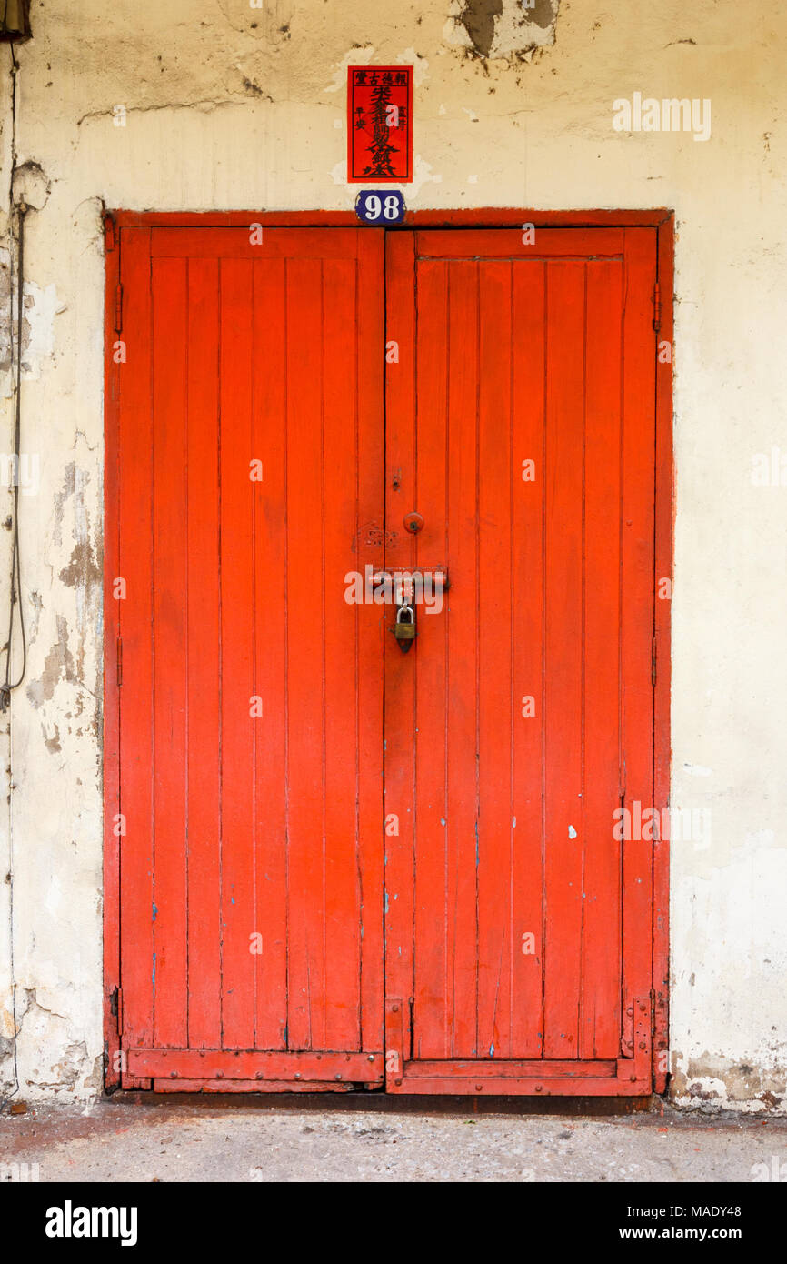 Red doors hi-res stock photography and images - Alamy