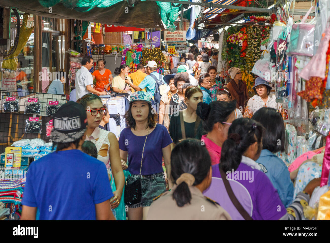 Busy Sampeng lane shopping street, Chinatown, Bangkok Stock Photo - Alamy