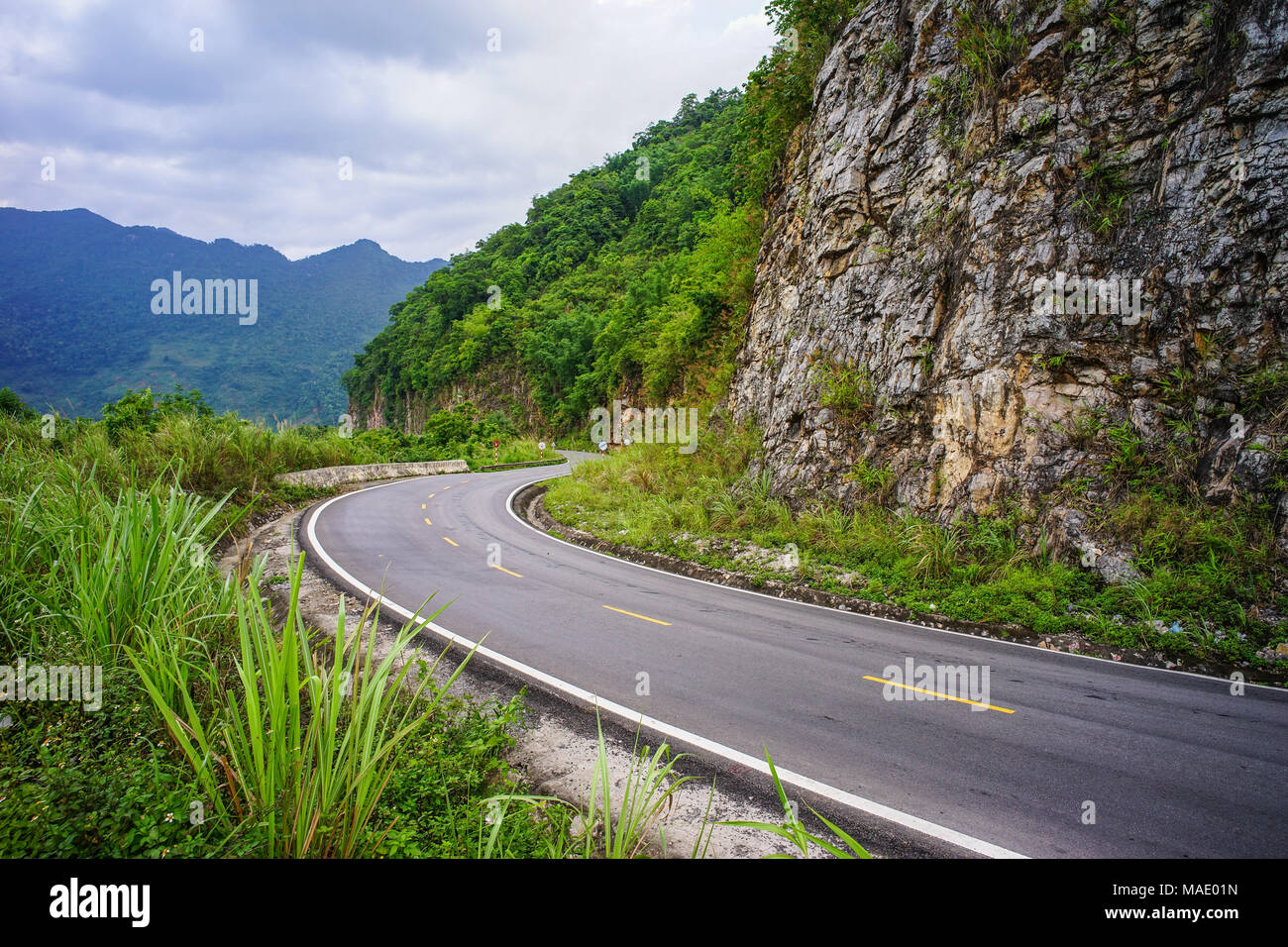 Moc chau vietnam road hi-res stock photography and images - Alamy