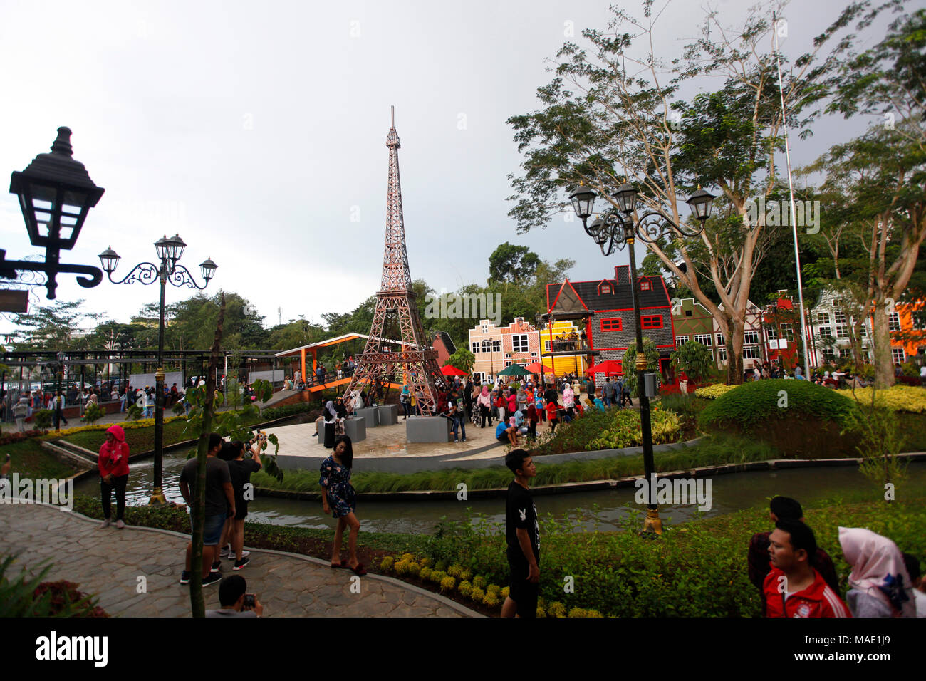 Bogor, Indonesia. 01st Apr, 2018. Visitors crowded the tourist ...