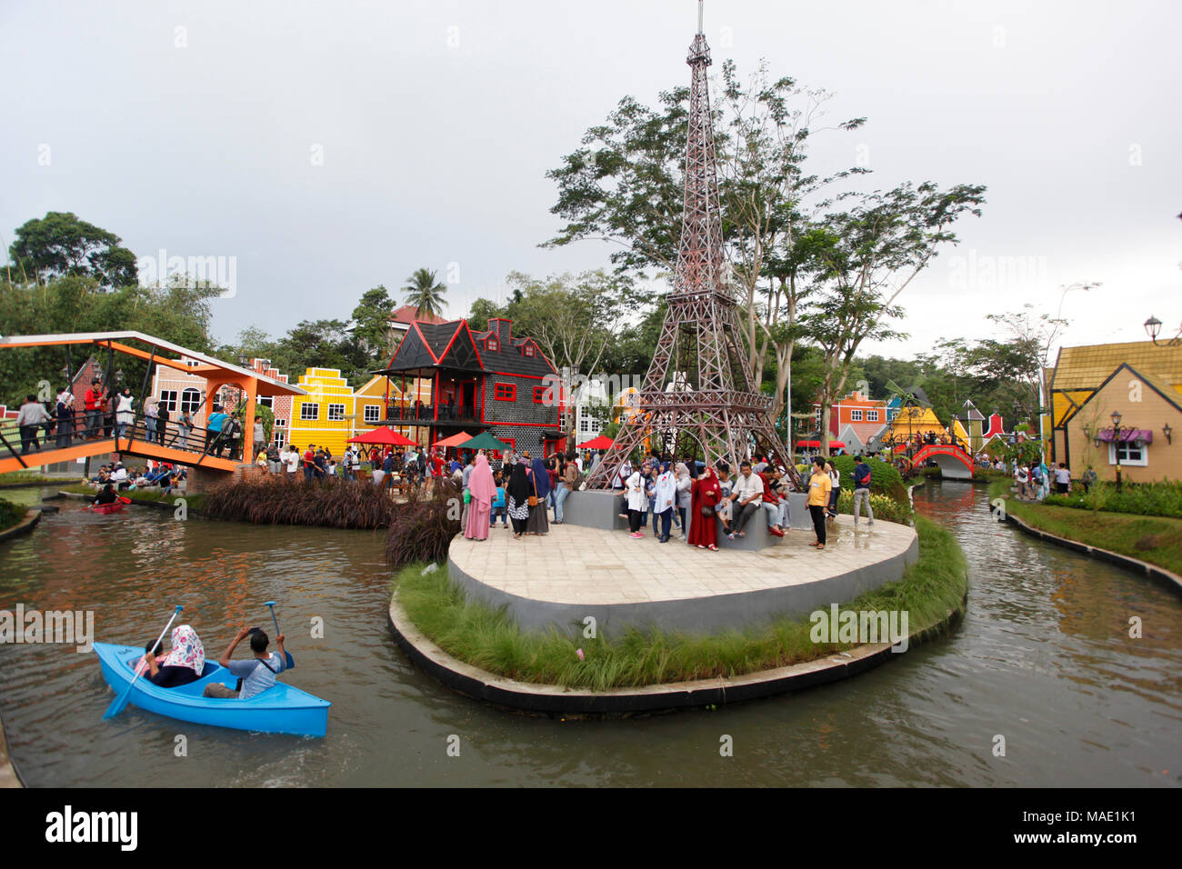 Bogor, Indonesia. 01st Apr, 2018. Visitors crowded the tourist ...