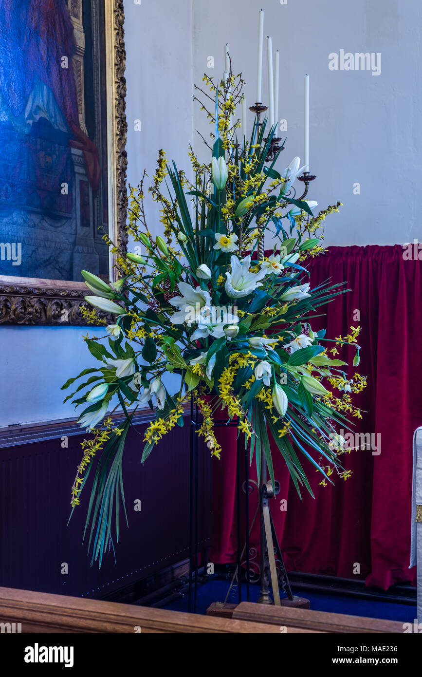 Church altar easter flowers hi-res stock photography and images - Alamy