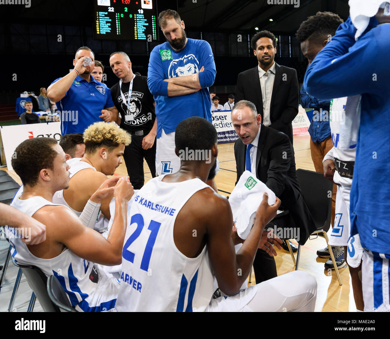coach Michael Mai (Lions Karlsruhe) gives Anweisungen in einer Auszeit ...
