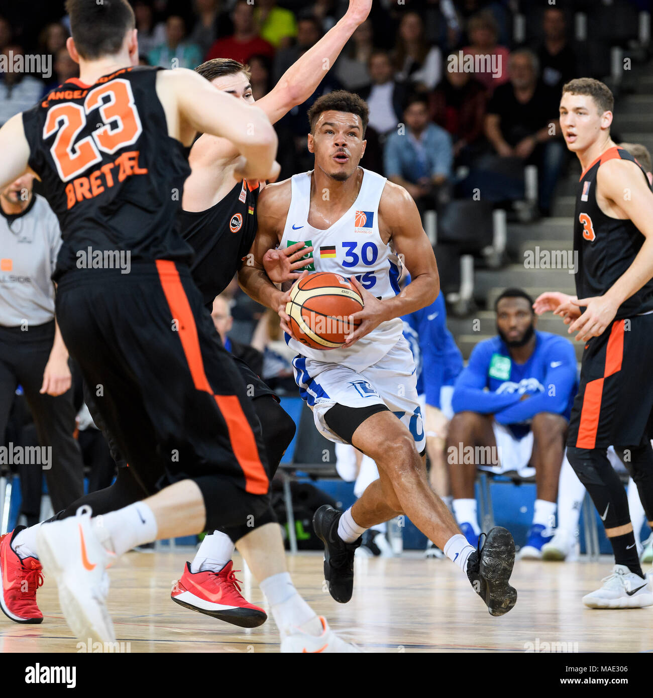 Jarelle Alexander Reischel (Lions Karlsruhe) setzt sich durch. GES ...
