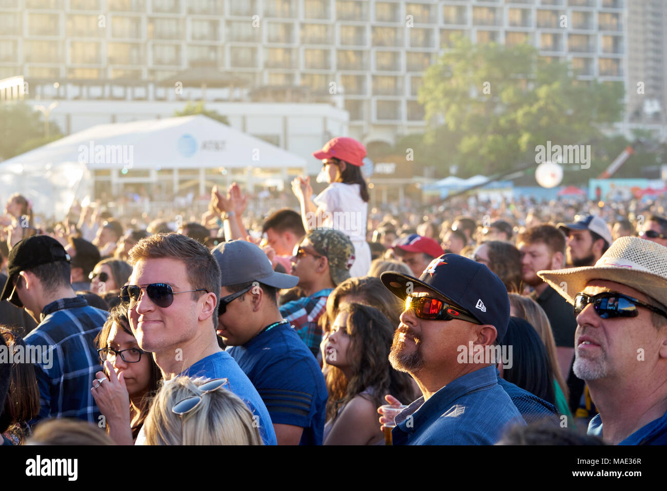 San Antonio, TX, USA 30th March 2018, sun setting on the crowdt at the ...