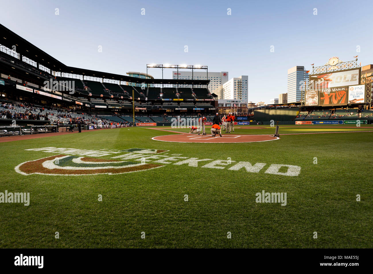 Baltimore, Maryland, USA. 31st Mar, 2018. The grounds crew prepares the ...