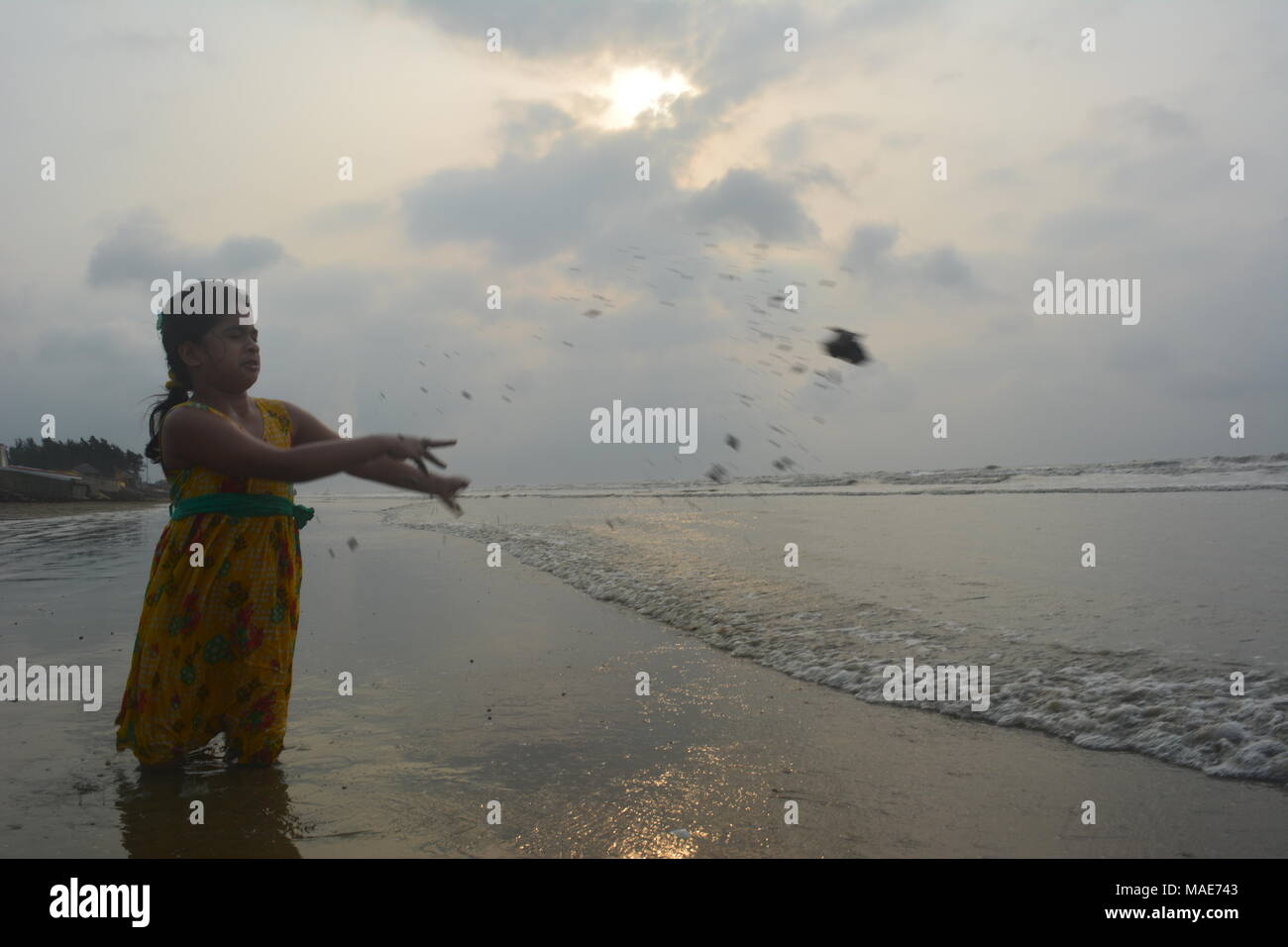 Mandarmani , West Bengal, India. 30th March 2018. Mother and daughter ...