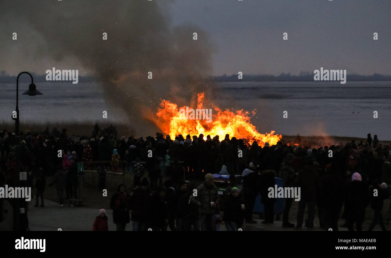 31 March 2018, Germany, Oldenburg: Numerous visitors standing before ...