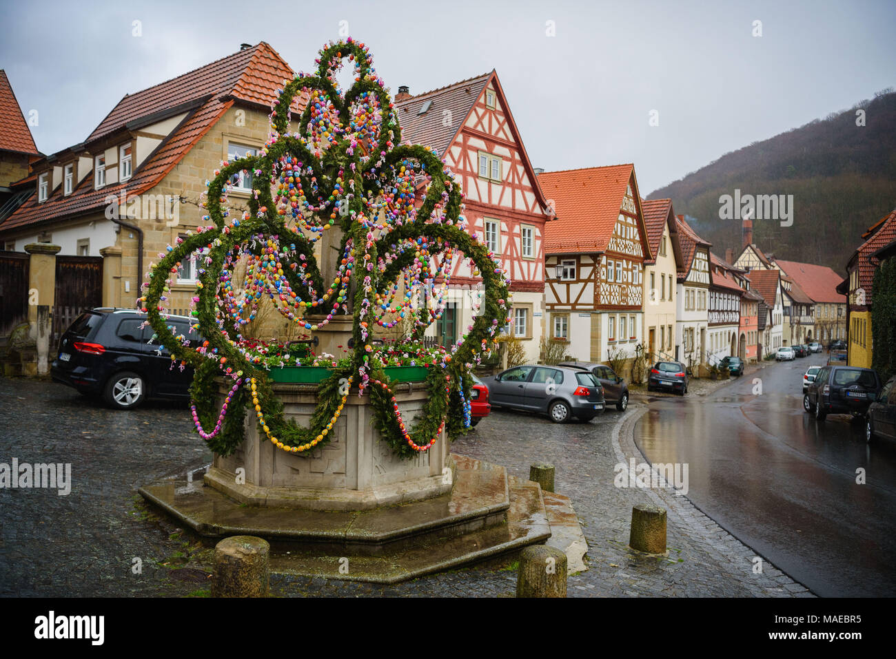 01 April 2018, Germany, Zeil am Main: Almost 2000 hand-painted eggs ...