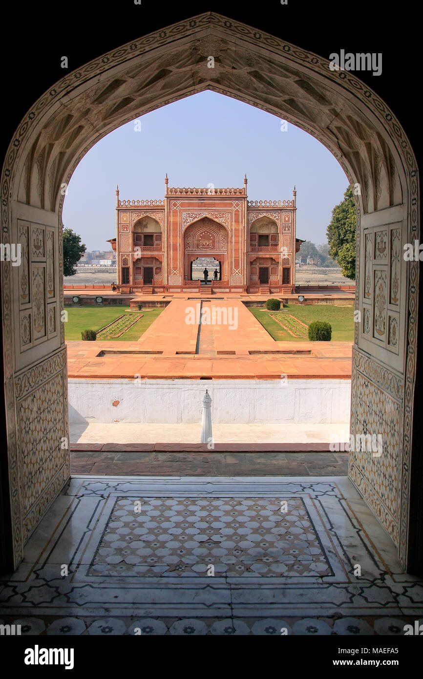 Entrance gate of taj mahal hi-res stock photography and images - Alamy
