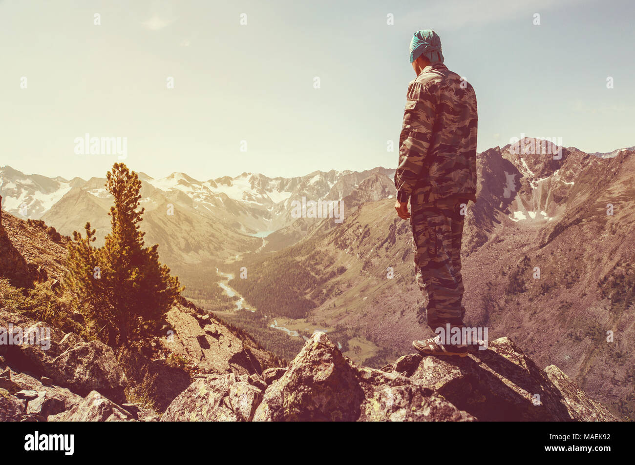 Man looks distance hi-res stock photography and images - Alamy