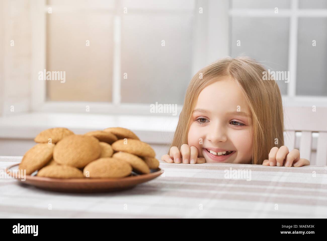 Kid looking at food on table hi-res stock photography and images - Alamy