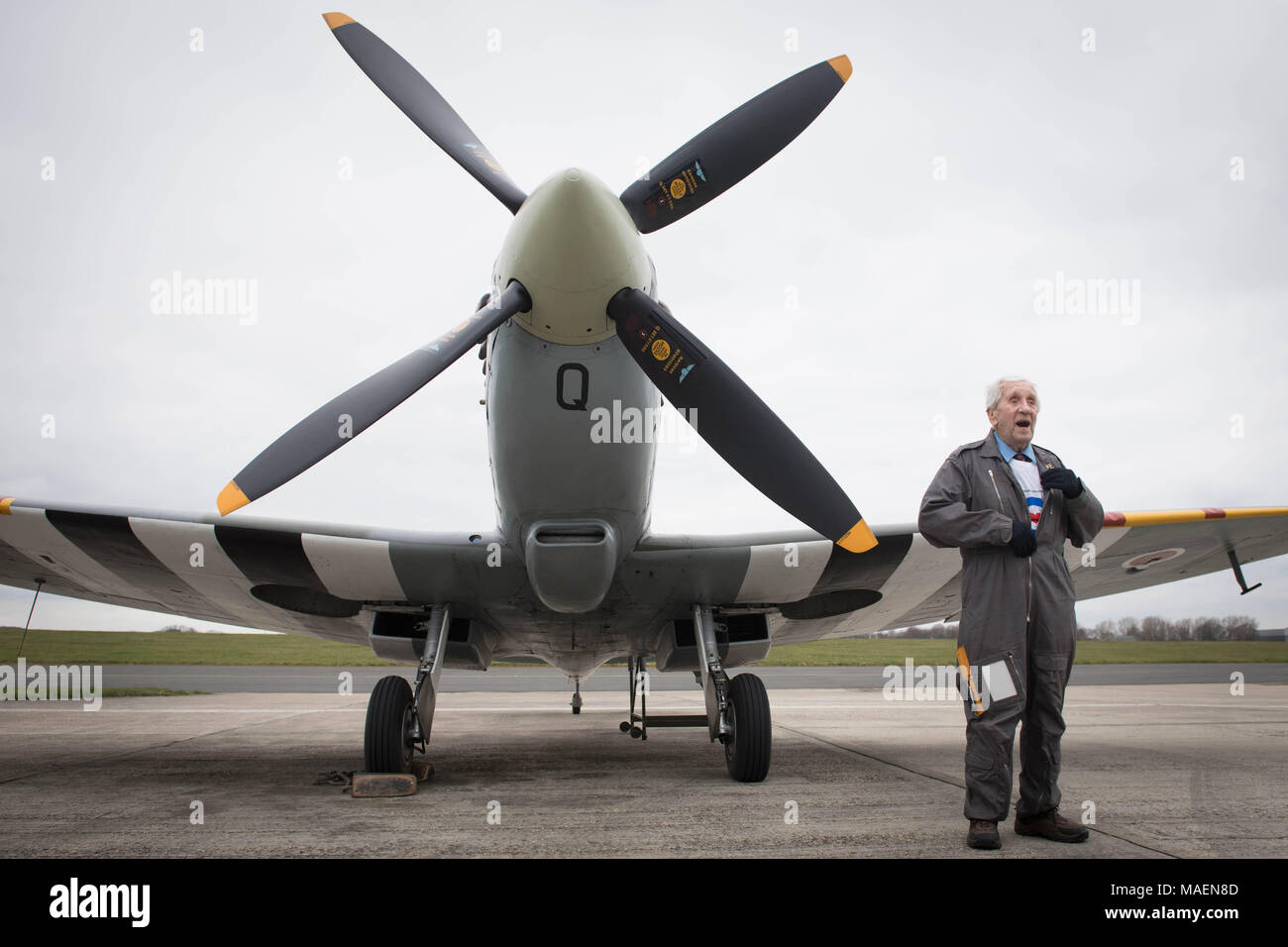 Former spitfire pilot squadron leader allan scott hi-res stock ...