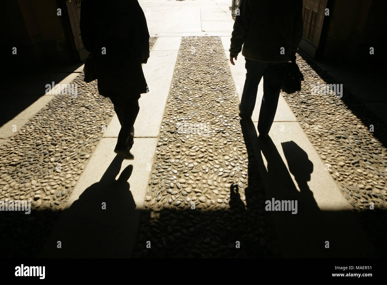 Silhouettes 2 people hi-res stock photography and images - Alamy