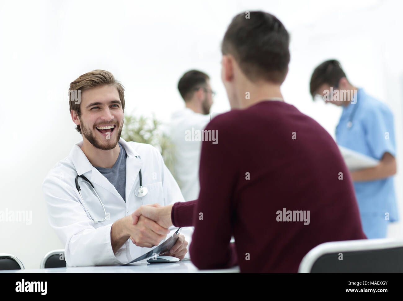 handshake between doctor and patient Stock Photo - Alamy