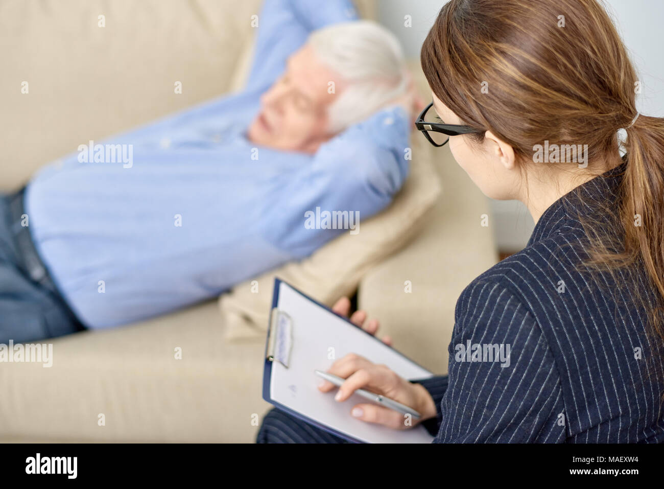 Psychiatrist couch hi-res stock photography and images - Alamy