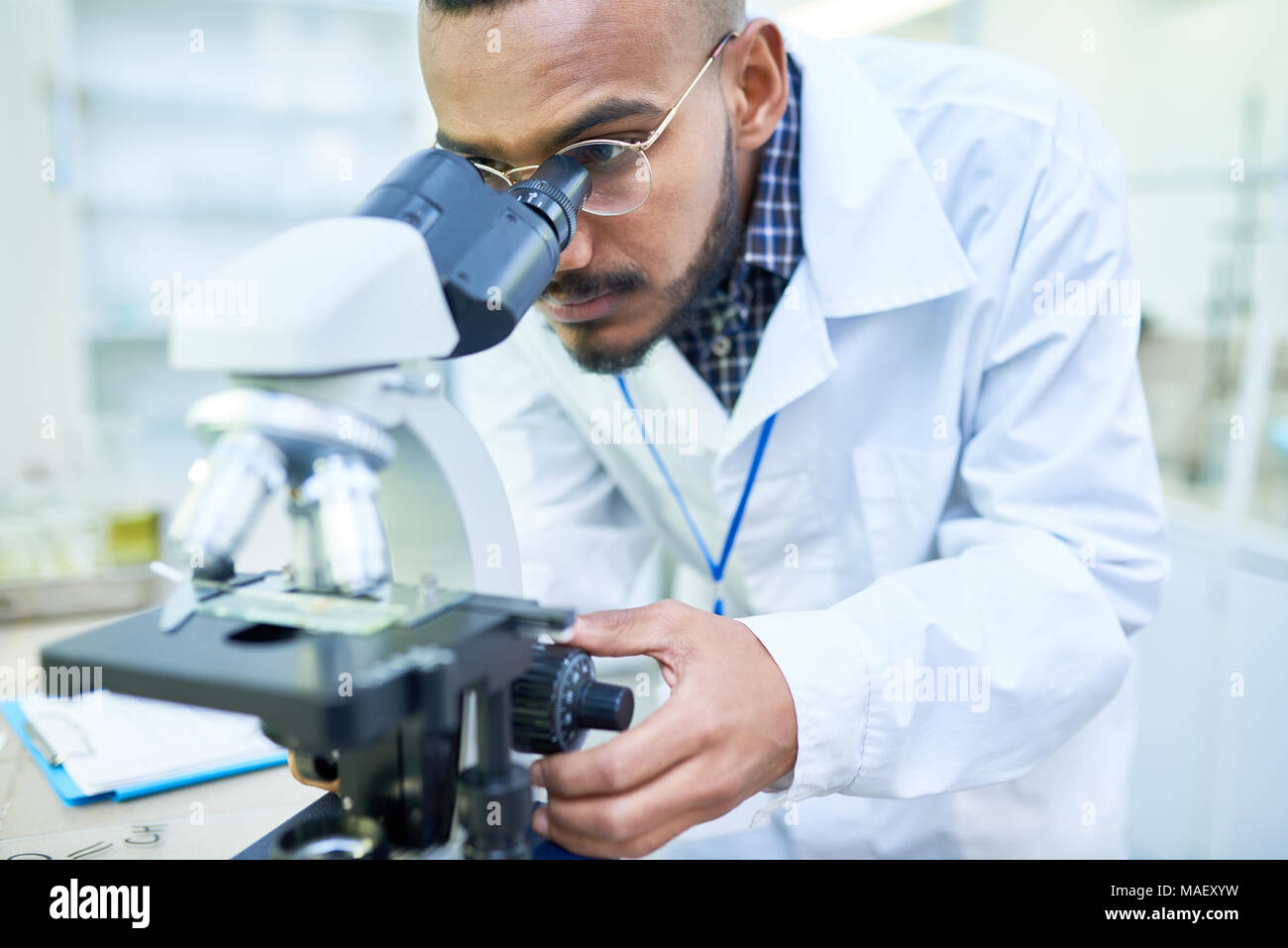 Biologist hi-res stock photography and images - Alamy