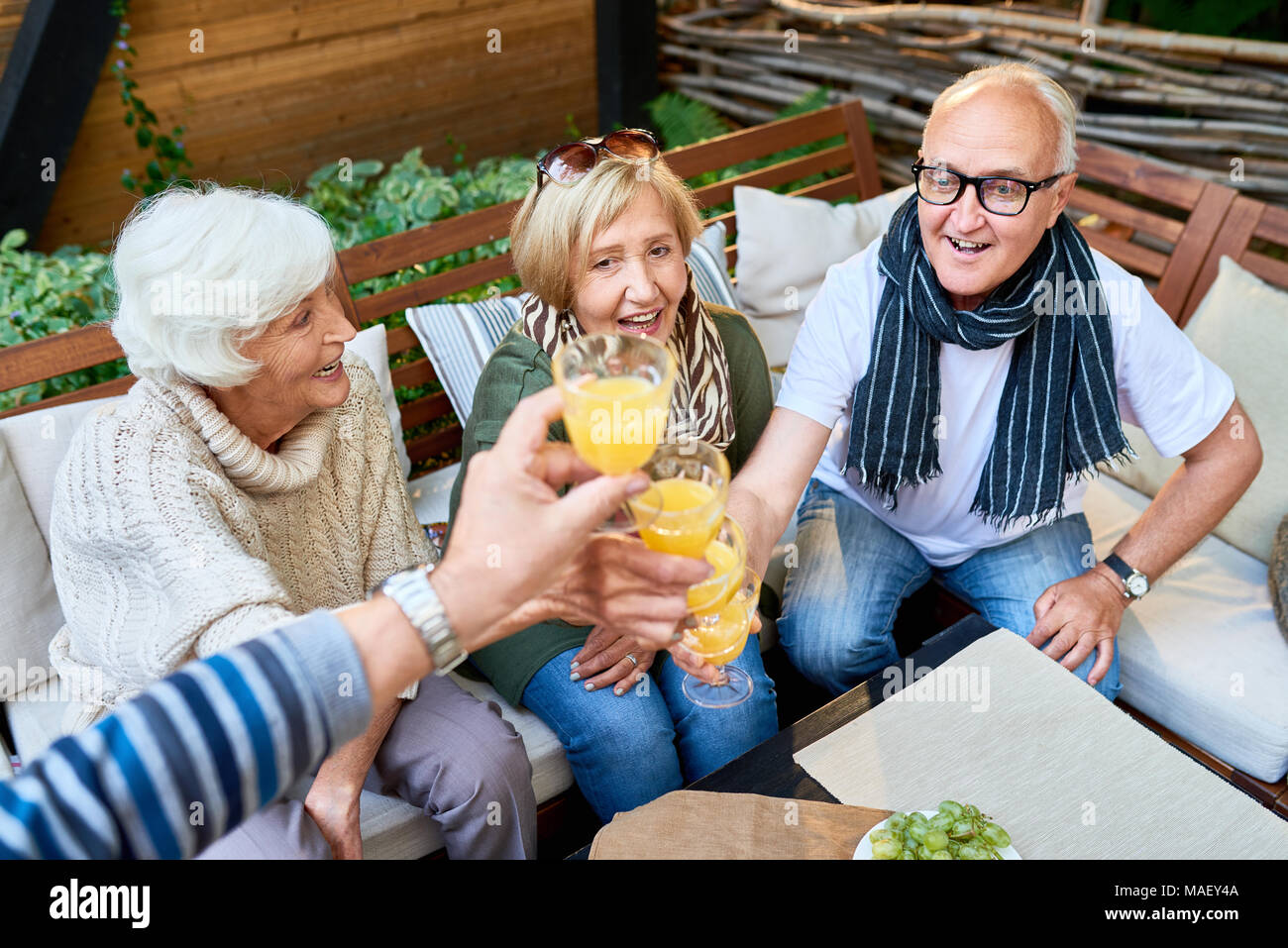 Old friends gathering cafe hi-res stock photography and images - Alamy