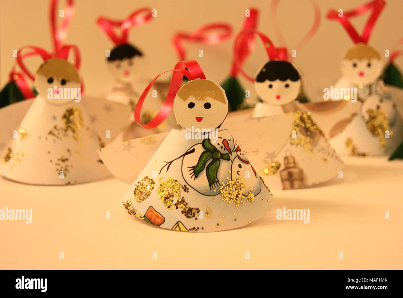 Small angels of cardboard to decorate at Christmas time. Very easy to ...