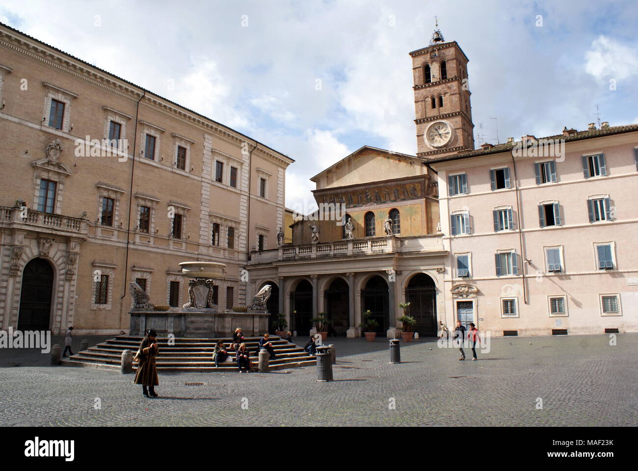 Piazza di Santa Maria, Trastevere, Rome, Italy Stock Photo - Alamy