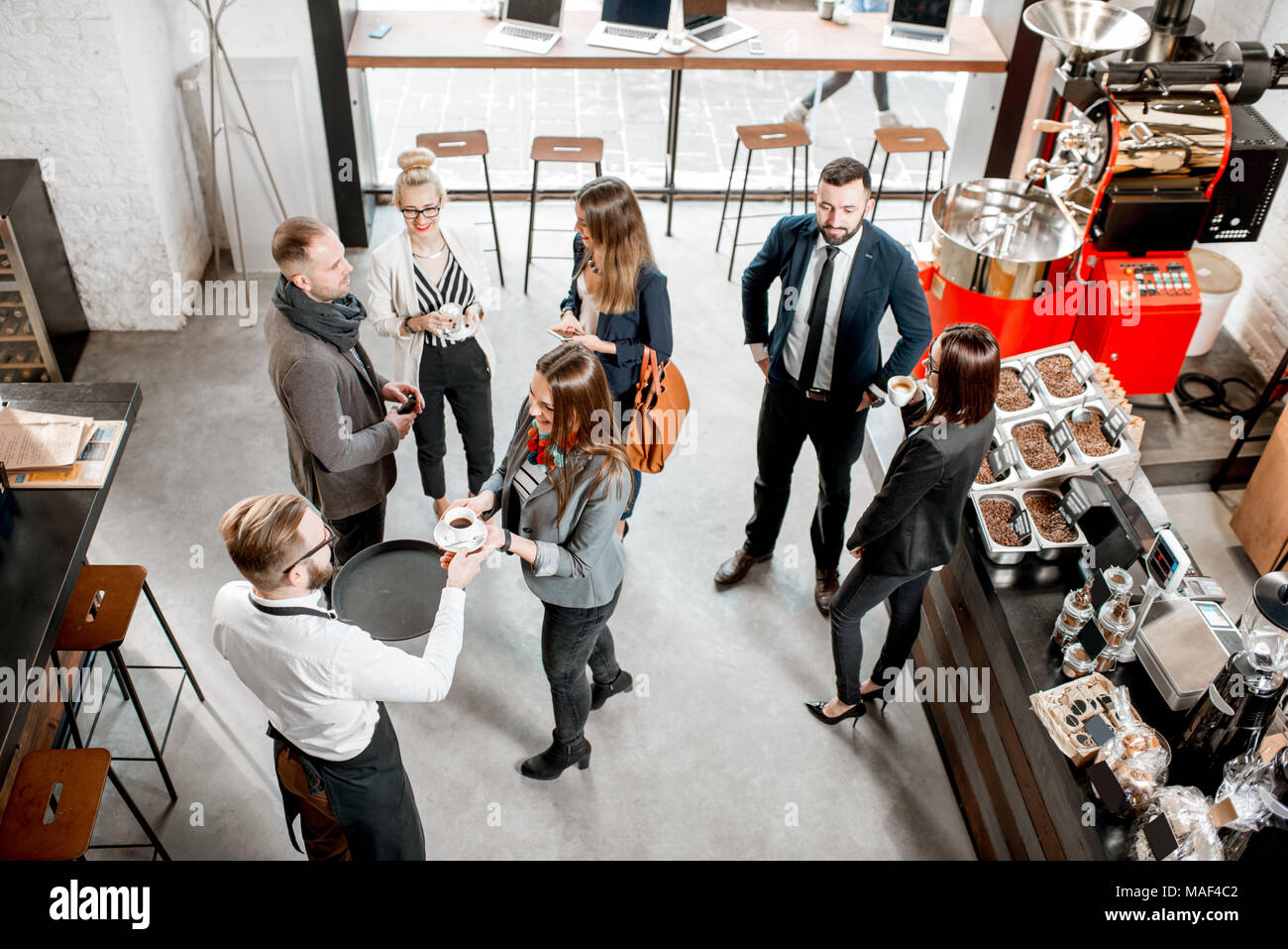 Group discussion cafe hi-res stock photography and images - Alamy