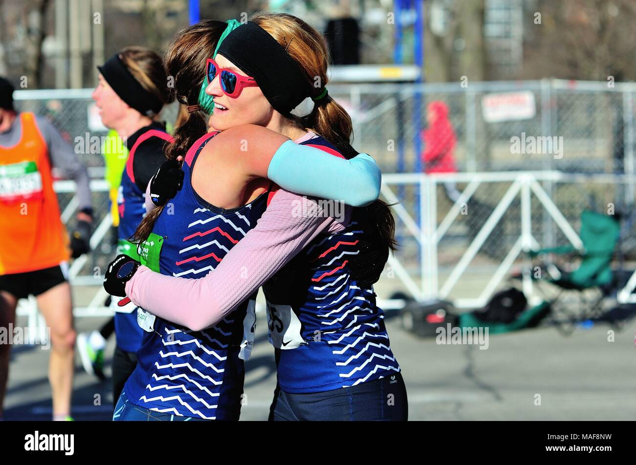 Athletes hugging hi-res stock photography and images - Alamy